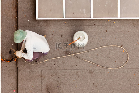 盖屋顶的人使用丙烷火炬修复平屋顶高清摄影大图-千库网