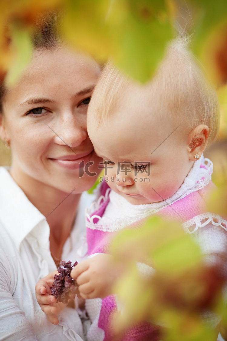 妈妈带着宝宝高清摄影大图-千库网
