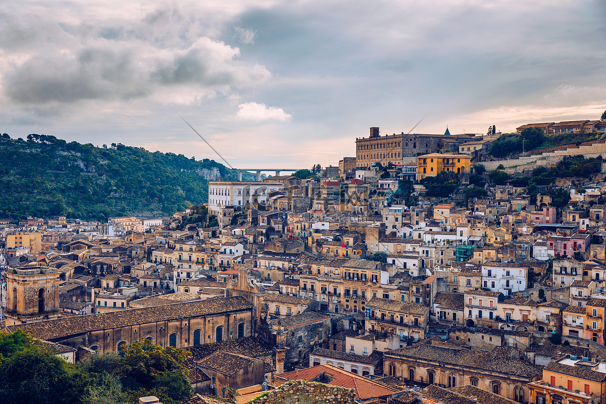 意大利西西里岛莫迪卡的视图。高清摄影大图-千库网