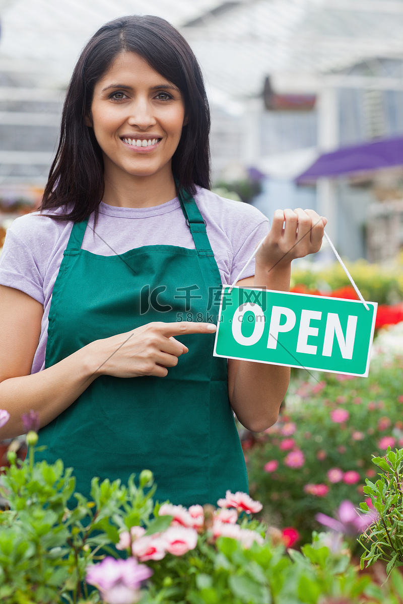 举着开放牌子的女人高清摄影大图-千库网