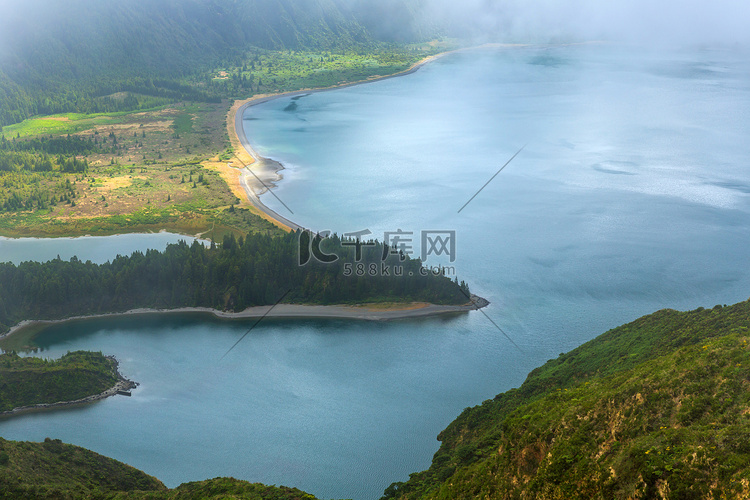 福戈湖 (Lagoa do Fogo) 景观高清摄影大图-千库网