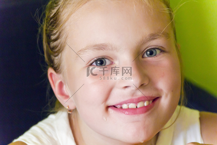 可爱的女孩高清摄影大图-千库网