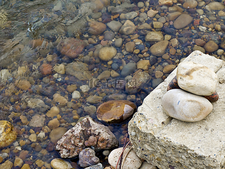 块上的石头高清摄影大图-千库网