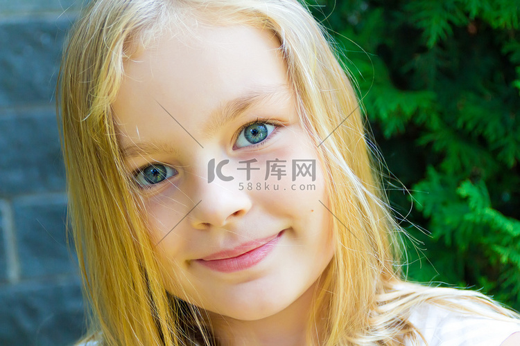 可爱的女孩高清摄影大图-千库网