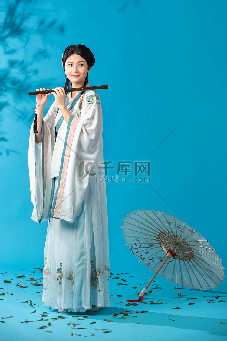 拿着笛子的古风美女高清摄影大图-千库网