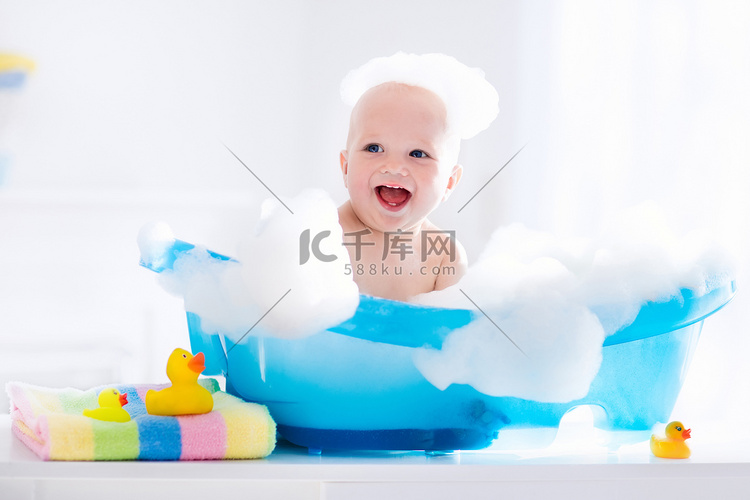 Little baby taking a bath高清摄影大图-千库网