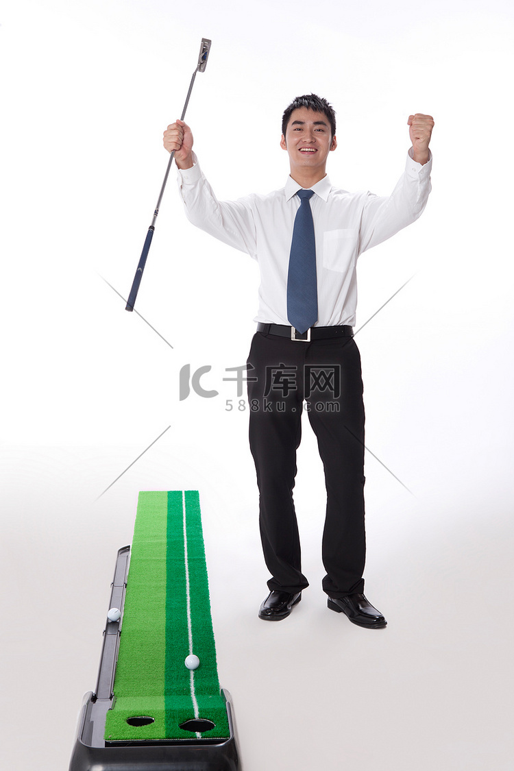 青年商务男士打高尔夫球高清摄影大图-千库网