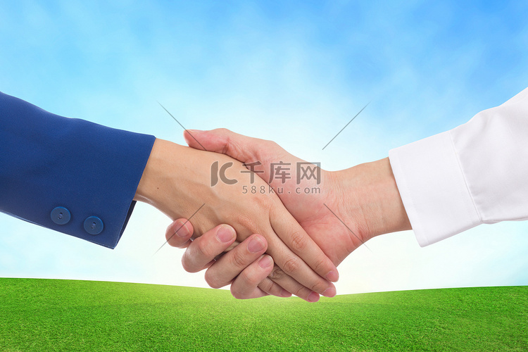 Handshake communication on landscape view background.高清摄影大图-千库网