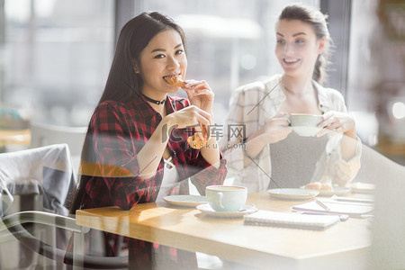 女孩吃牛角面包，喝咖啡高清摄影大图-千库网