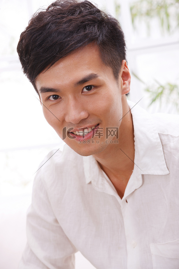 年轻男人肖像高清摄影大图-千库网