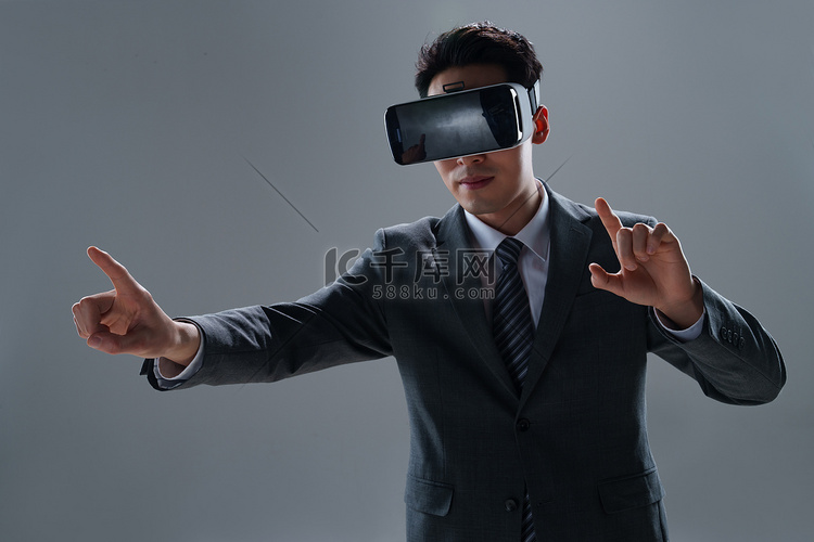 戴VR眼镜的商务男士高清摄影大图-千库网