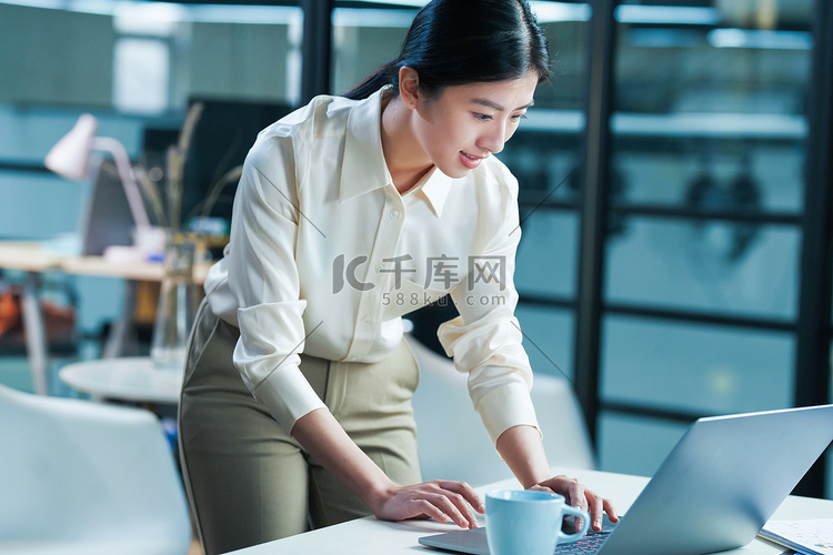 青年商务女士在办公室工作高清摄影大图-千库网