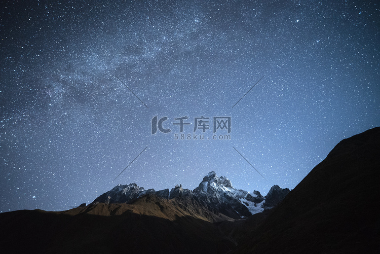 夜间景观。与银河系翻山越岭的星空。乌什巴山山根据初升的月亮。主要的高加索脊。-上斯瓦涅季，格鲁吉亚 高清摄影大图-千库网