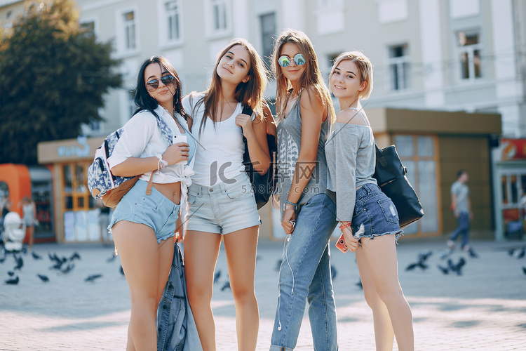 flickor i staden在城市中的女孩高清摄影大图-千库网