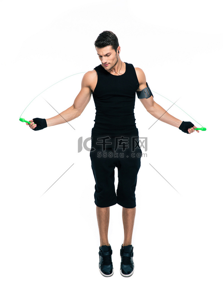 Fitness man jumping with skipping rope高清摄影大图-千库网