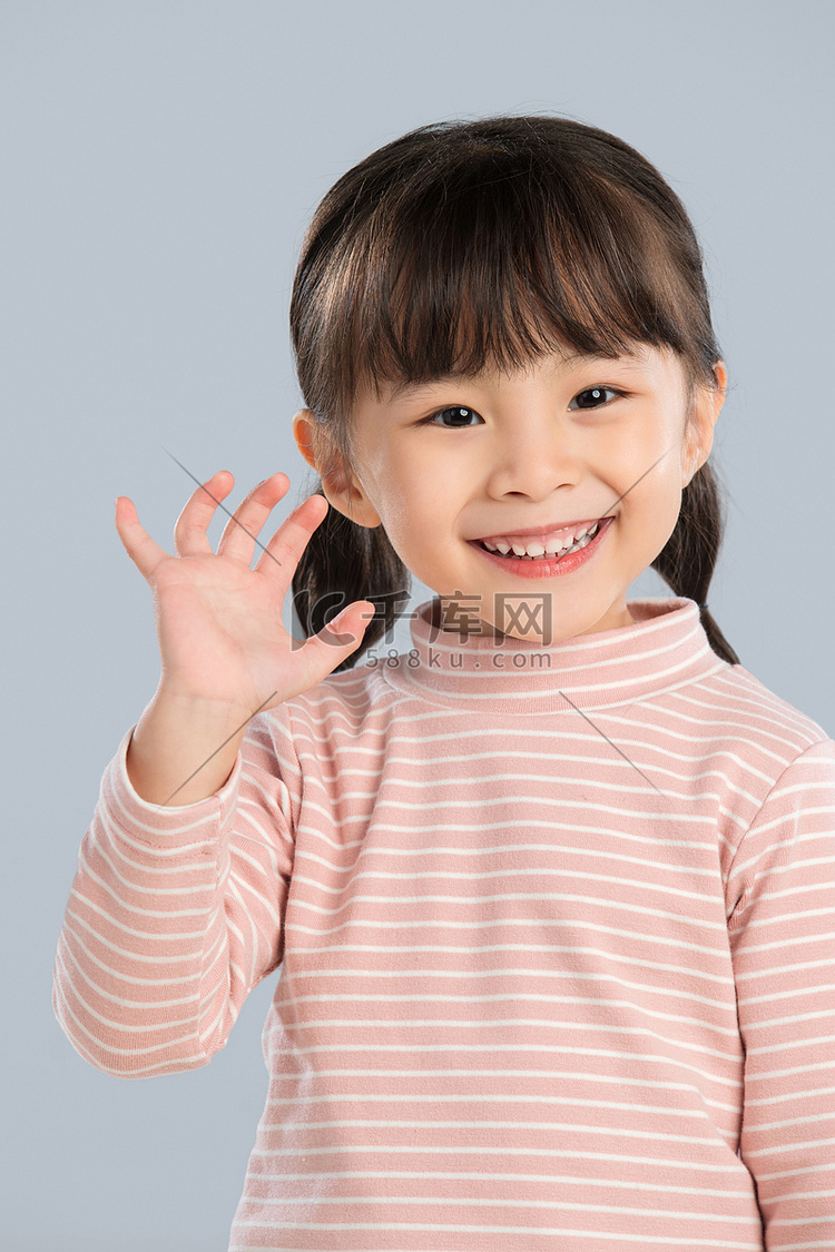 一个可爱的小女孩高清摄影大图-千库网