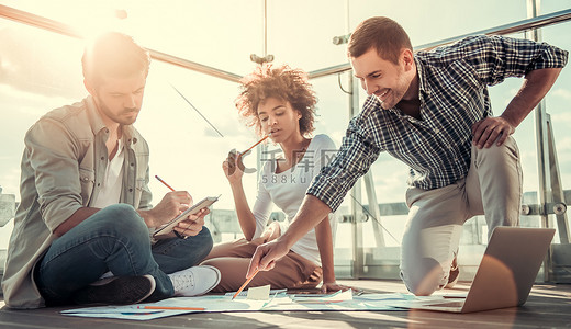 青年人工作高清摄影大图-千库网