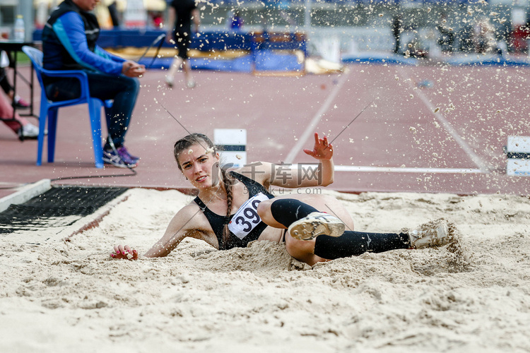 girl athlete long jump高清摄影大图-千库网