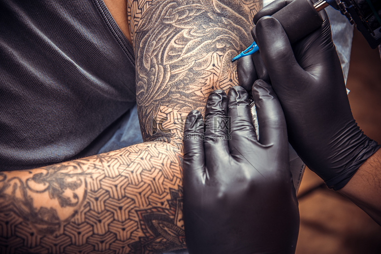 Tattooer 使很酷的纹身在纹身工作室高清摄影大图-千库网