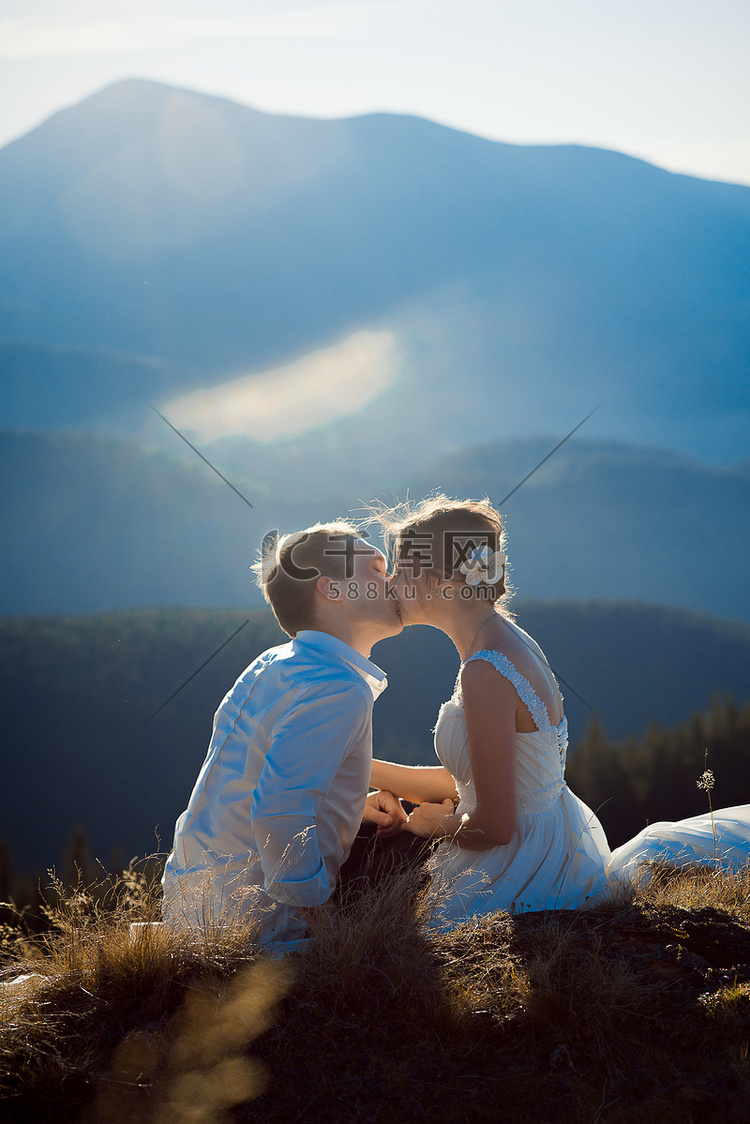 Romantic wedding couple tenderly kiss. Wonderful Alps on background高清摄影 ...