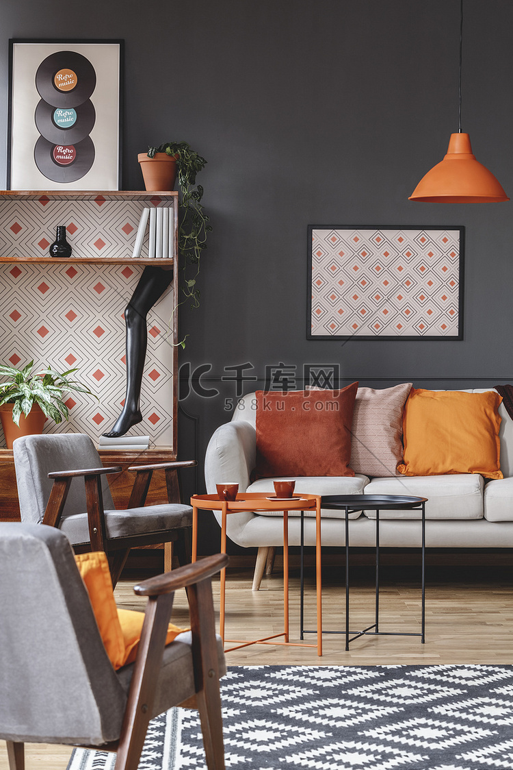 复古客厅内饰扶手椅, 沙发装饰橙色枕头, 茶几, 海报, 橱柜和花纹地毯高清摄影大图-千库网