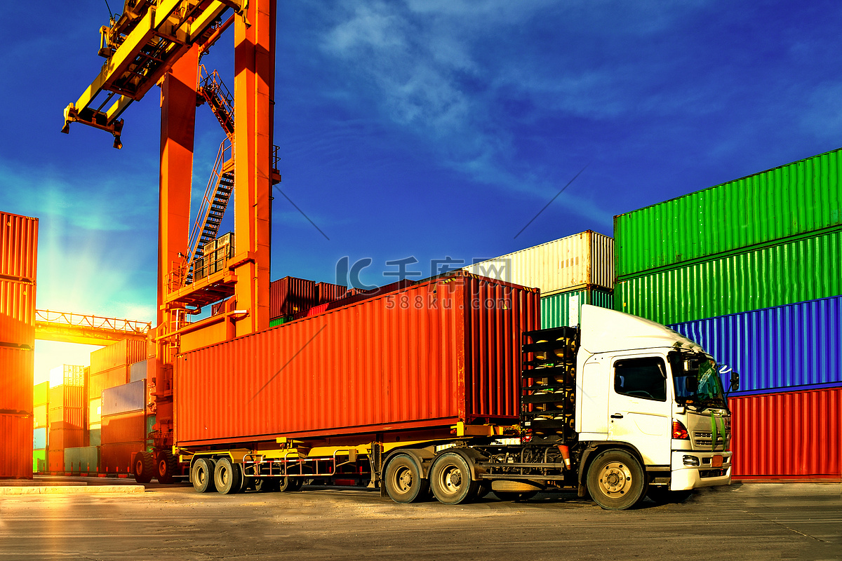 集装箱装卸。集装箱卡车在院子里拿起集装箱.港口后勤、集装箱堆场作业.高清摄影大图-千库网