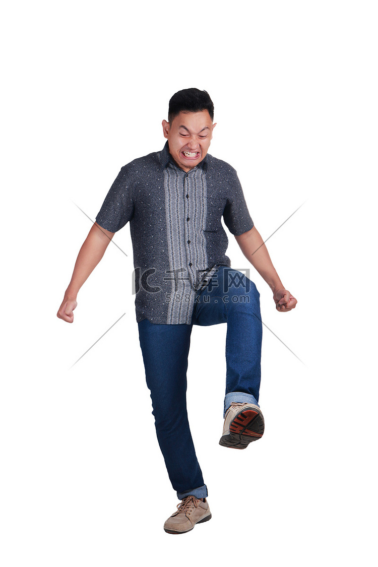 一个年轻的亚裔男性学生的照片肖像向前迈进, 侧面视图, 在白色隔离高清摄影大图-千库网