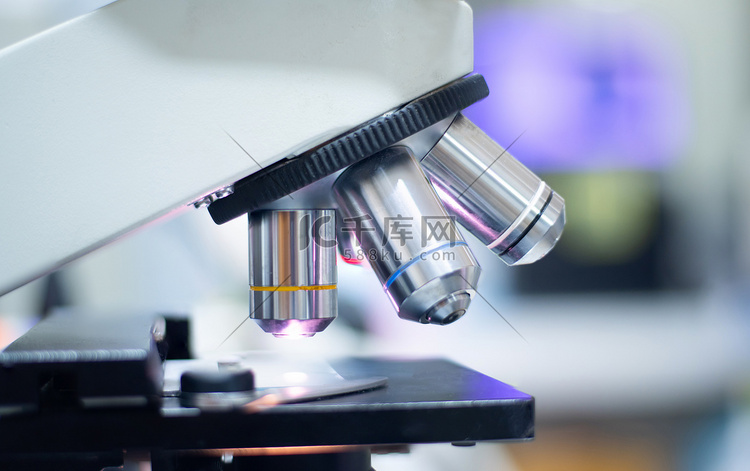 实验室用金属透镜显微镜.高清摄影大图-千库网