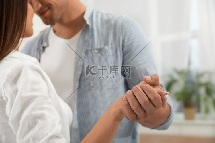 Happy young couple dancing together at home, closeup高清摄影大图-千库网