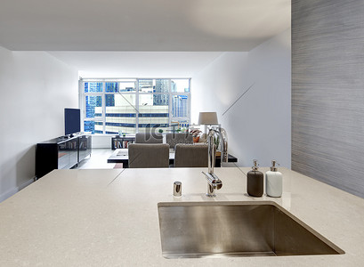 现代公寓内有开放式平面图、白色墙壁和大窗户.高清摄影大图-千库网