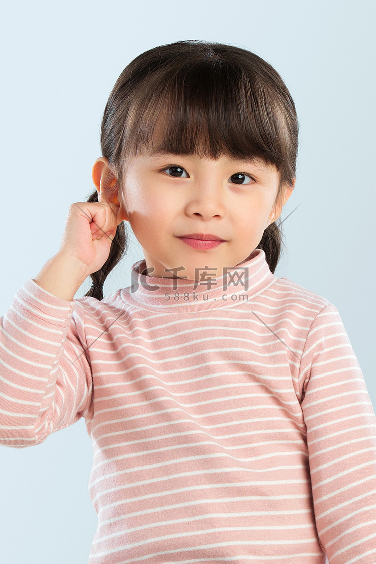 一个可爱的小女孩高清摄影大图-千库网