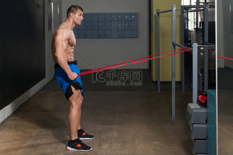 在室内锻炼橡胶的帅哥高清摄影大图-千库网