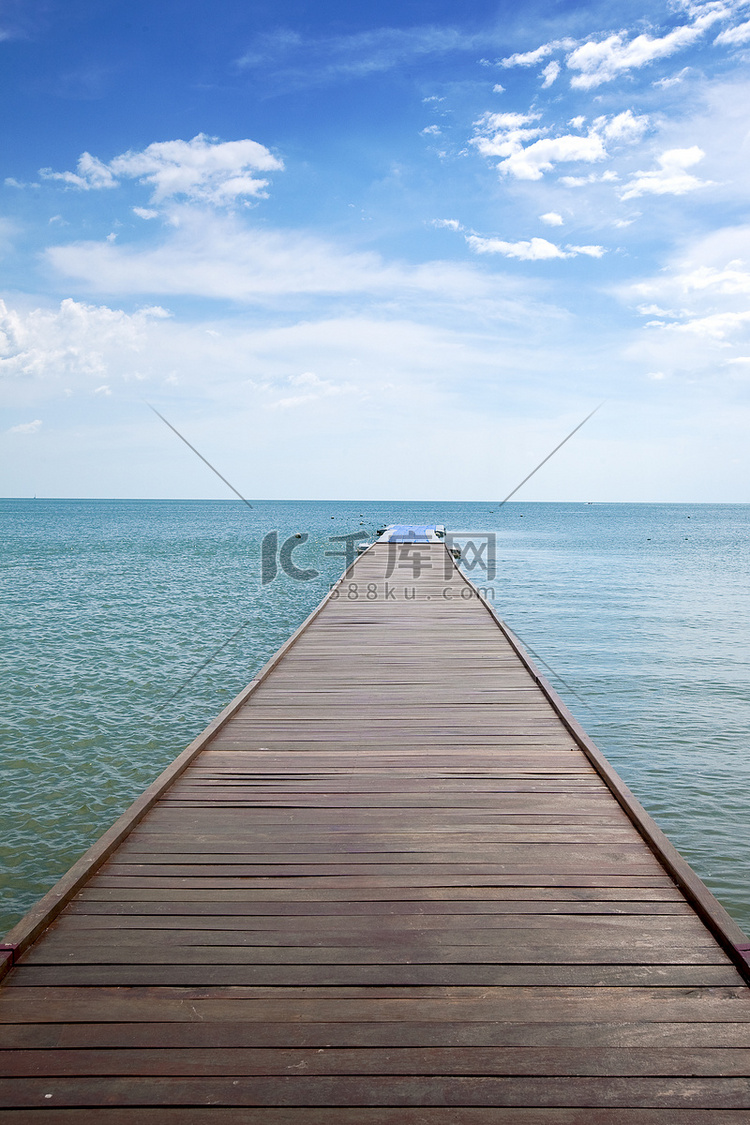 Wooden boardwalk above water out towards open ocean高清摄影大图-千库网
