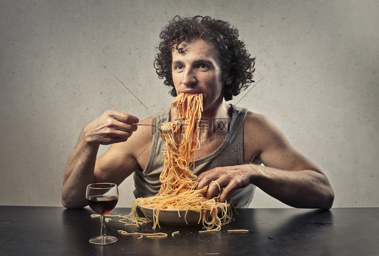 一个人吃意大利面的肖像高清摄影大图-千库网