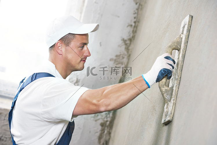 Plasterer at indoor wall renovation高清摄影大图-千库网