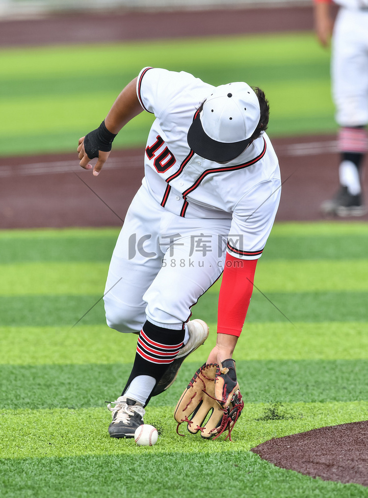 Baseball Player in action during a baseball game高清摄影大图-千库网