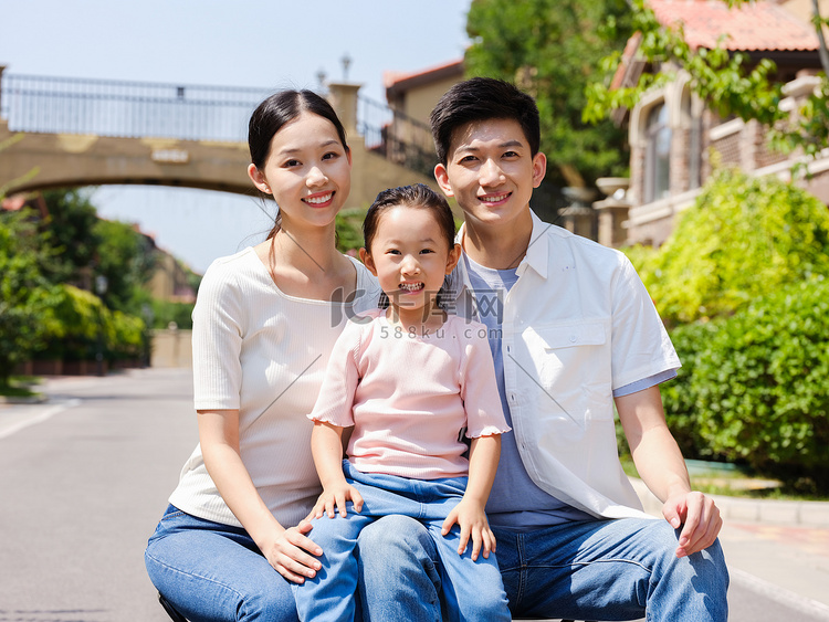 三口之家在户外合影高清摄影大图-千库网