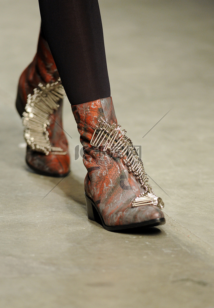 模型走在基督教 benner 展高清摄影大图-千库网