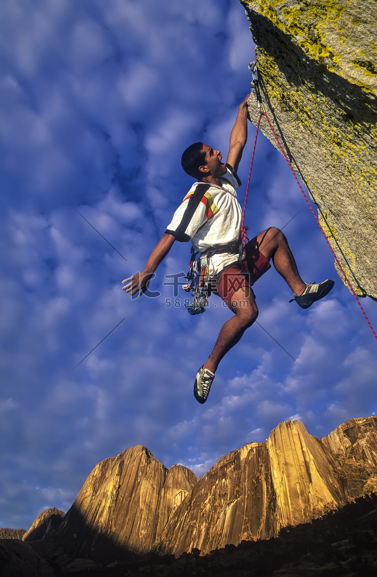 Dangling from the edge.高清摄影大图-千库网
