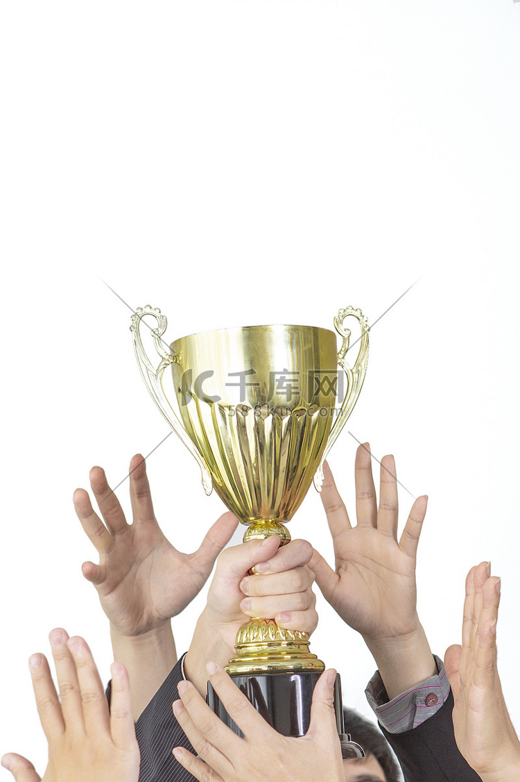 hands fighting for trophy cup isolated on white background高清摄影大图-千库网