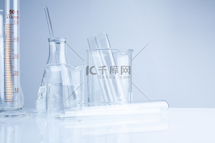 实验室玻璃器皿在桌子上，象征的科学研究.高清摄影大图-千库网