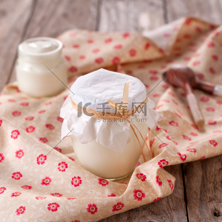 Close-up of natural yogurt高清摄影大图-千库网