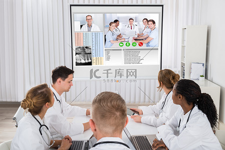 Doctors Videoconferencing With Male Doctor高清摄影大图-千库网