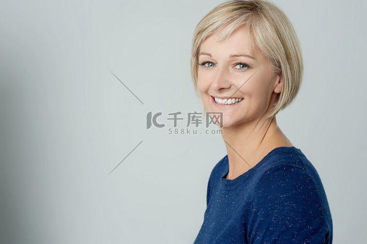 微笑合影中帮工的女人高清摄影大图-千库网