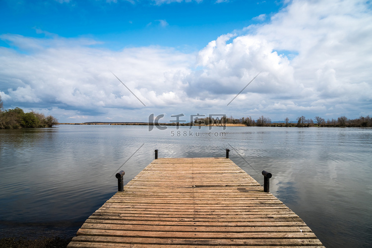 美丽的景色 Paliastomi 湖, moorage 在小沿河高清摄影大图-千库网