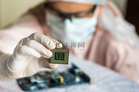 Scientist develops microchip and checking electronic circuit高清摄影大图-千库网
