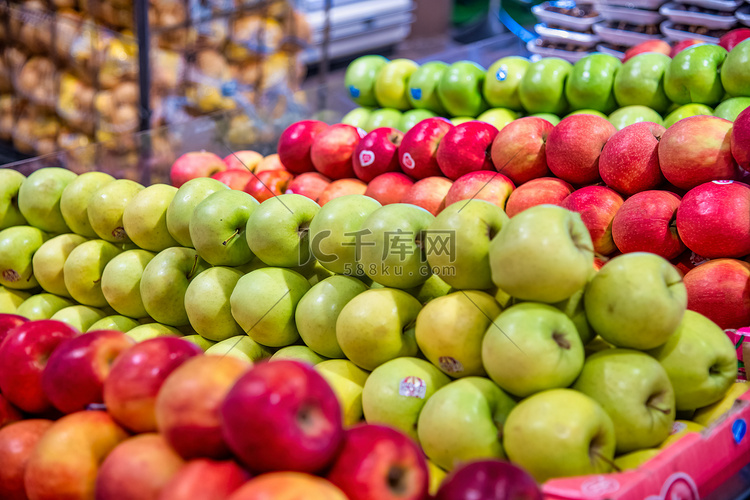 Variety of colorful apples in a fruit shop高清摄影大图-千库网