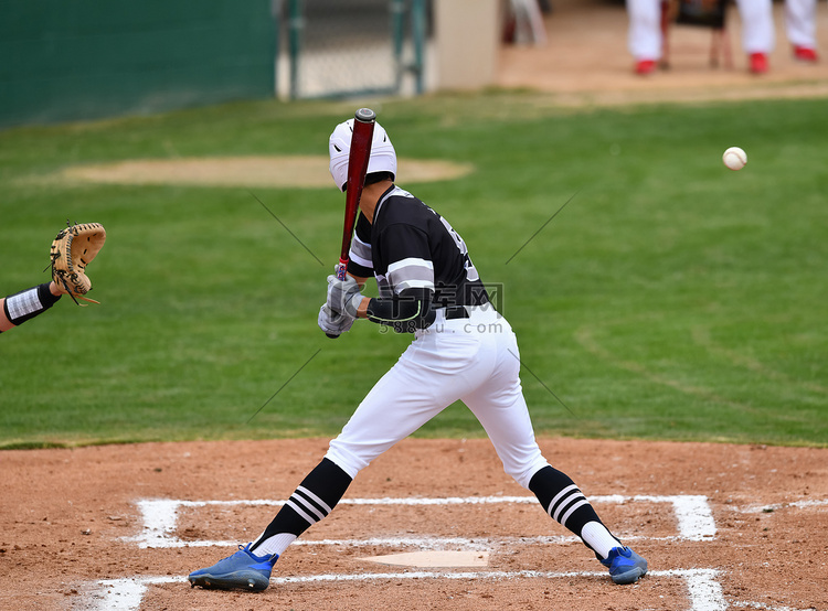Baseball Player in action during a baseball game高清摄影大图-千库网
