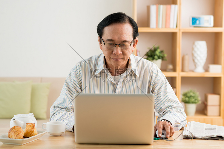 使用笔记本电脑的越南人高清摄影大图-千库网