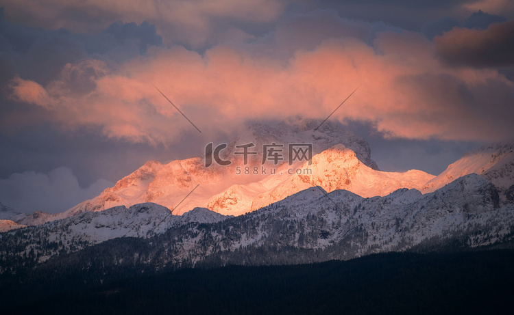 在朱利安阿尔卑斯山 Triglav 上的第一场雪高清摄影大图-千库网